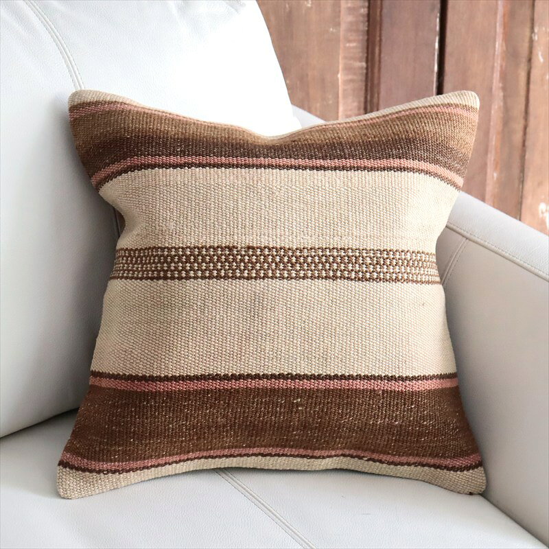 商品詳細商品番号m26221サイズ39x39cm素　材ウール/　裏はコットン無地裏の色ブラウン製　作トルコ商品説明様々な理由でカットされたオールドキリムを使った、全て一点物のクッションカバーです。オールドキリムは生活の中で実際に使用されてい...