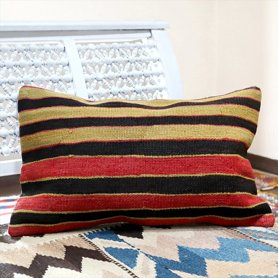 商品詳細商品番号m23183サイズ50cm ×31cm素　材ウール（表）/コットン（裏）裏の色グレーベージュ製　作トルコ商品説明様々な理由でカットされたオールドキリムを使った、全て一点物のクッションカバーです。オールドキリムは生活の中で実際...