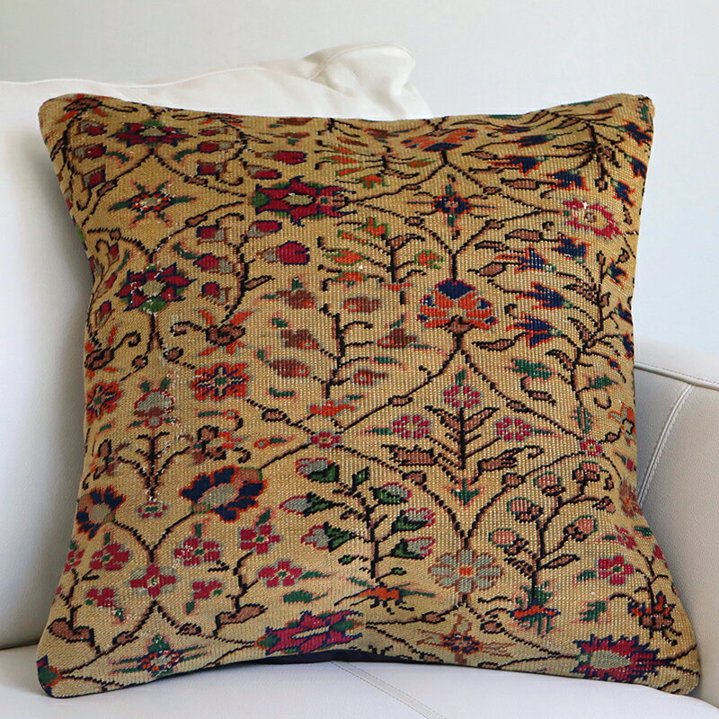 商品詳細商品番号m24606サイズ45cm ×45cm素　材ウール（表）/コットン（裏）裏の色ネイビー製　作トルコ商品説明様々な理由でカットされたオールドカーペットを使った、全て一点物のクッションカバーです。オールドカーペットは生活の中で実...