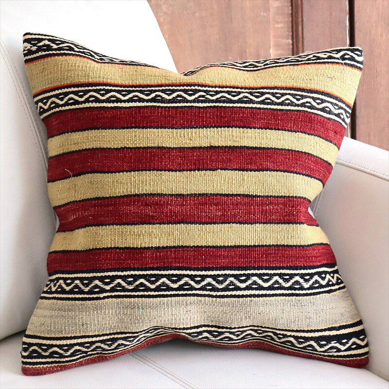 商品詳細商品番号m26172サイズ40x40cm素　材ウール/　裏はコットン無地裏の色グレー製　作トルコ商品説明様々な理由でカットされたオールドキリムを使った、全て一点物のクッションカバーです。オールドキリムは生活の中で実際に使用されていた...