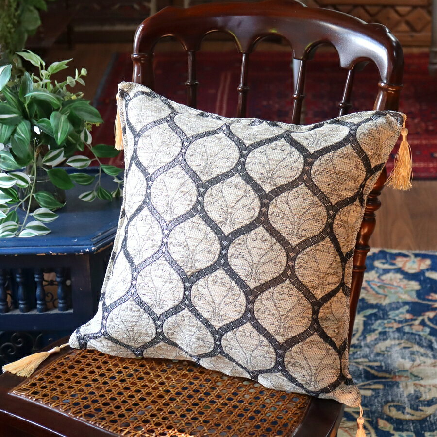 パルメットの紋章が連なるイスラミックテイストのゴージャスデザイン！イスタンブールでは、孔雀の尾のデザインと呼ばれています。裏面は同じデザイン。ファブリックからカットされた位置によってモチーフのレイアウトが異なりますことをご了承ください。中綿...