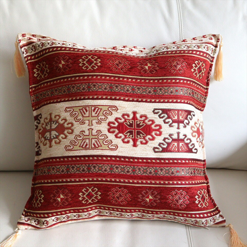 滑らかで光沢のある、やさしい肌触りのシュニール織りの生地を贅沢に両面に使いました。さらにゴールドのフリンジが四隅について、さりげないゴージャスを演出しています。このクッションでついうたた寝をしたなら、夢のなかで遠い昔のスルタンになれちゃうか...