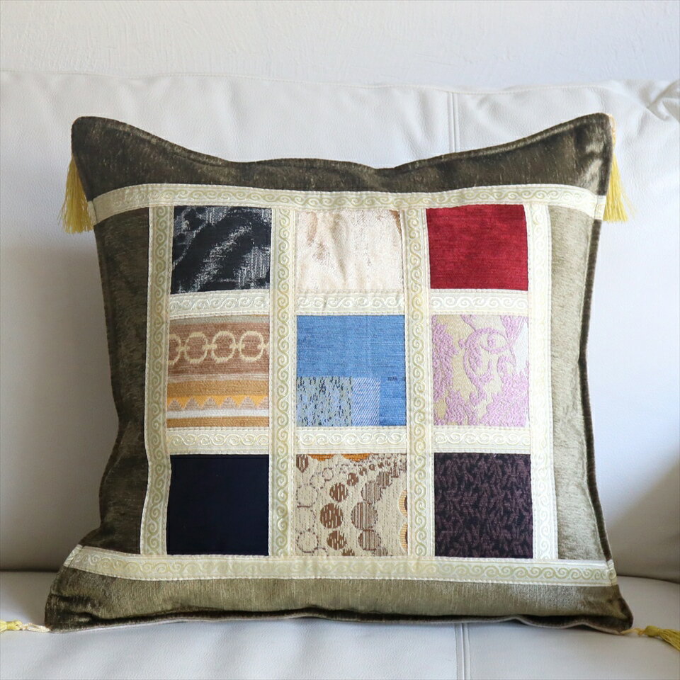 肌触りが滑らかな光沢感のある高級ファブリックを使用して、ゴージャスに仕上げました。四隅には、抑えた色合いのゴールドのフリンジが付いています。モザイクに使われる生地は一枚一枚異なっていて、さまざまな表情が楽しめるのも魅力です。中綿を出し入れす...