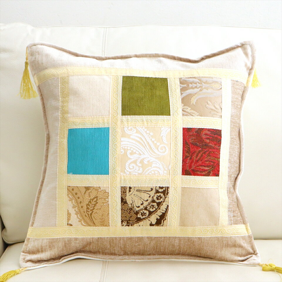 肌触りが滑らかな光沢感のある高級ファブリックを使用して、ゴージャスに仕上げました。四隅には、抑えた色合いのゴールドのフリンジが付いています。モザイクに使われる生地は一枚一枚異なっていて、さまざまな表情が楽しめるのも魅力です。中綿を出し入れす...