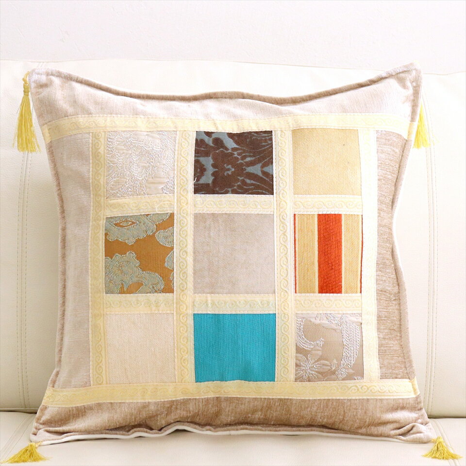 肌触りが滑らかな光沢感のある高級ファブリックを使用して、ゴージャスに仕上げました。四隅には、抑えた色合いのゴールドのフリンジが付いています。モザイクに使われる生地は一枚一枚異なっていて、さまざまな表情が楽しめるのも魅力です。中綿を出し入れす...