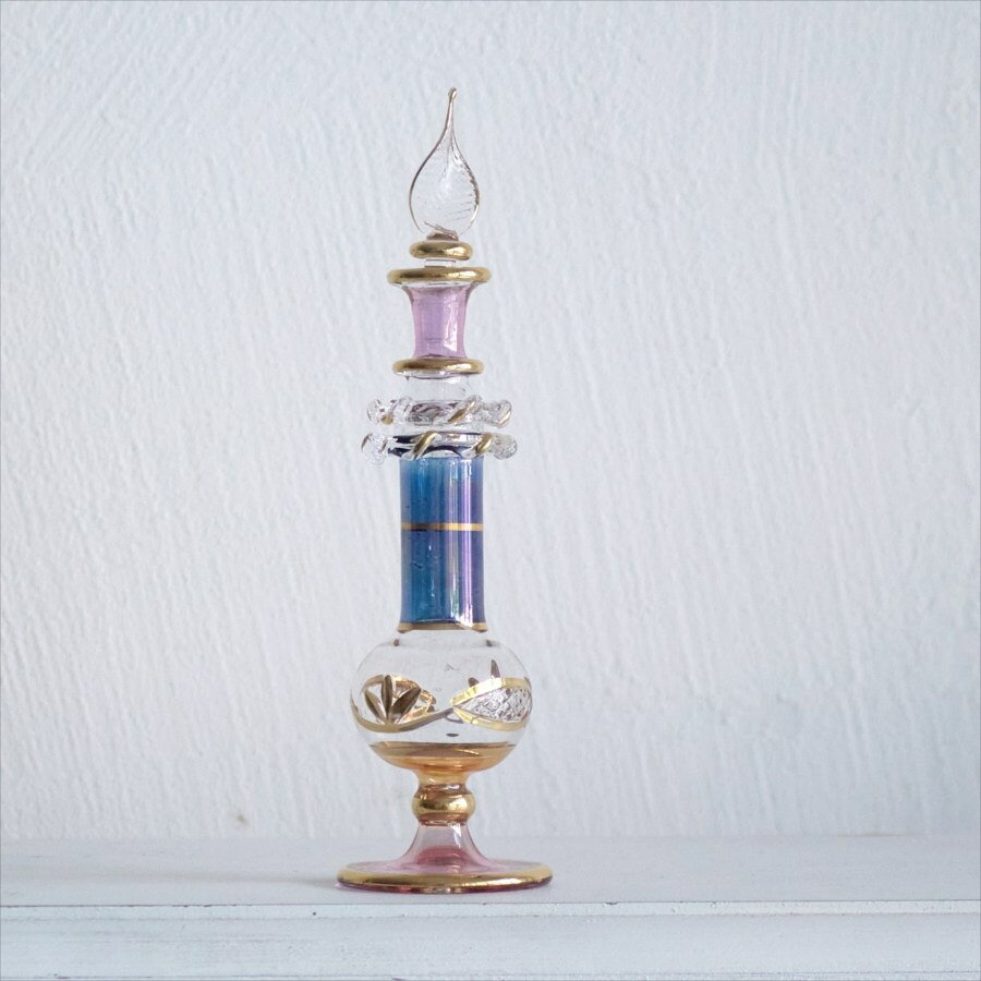 エジプト 香水瓶 ガラスボトル　ミドルサイズ　3カラー品　番：eg6893-01サイズ：16.5cm素　材：ガラス産　地：カイロ エジプトガラス発祥の地と言われるエジプトは、現在でもシャンデリア用のガラスビーズをはじめ、クオリティの高いイン...