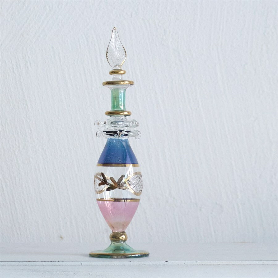 エジプト 香水瓶 ガラスボトル　ミドルサイズ　3カラー品　番：eg6896-03サイズ：16.5cm素　材：ガラス産　地：カイロ エジプトガラス発祥の地と言われるエジプトは、現在でもシャンデリア用のガラスビーズをはじめ、クオリティの高いイン...