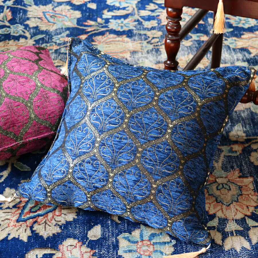 パルメットの紋章が連なるイスラミックテイストのゴージャスデザイン！イスタンブールでは、孔雀の尾のデザインと呼ばれています。中綿を出し入れするファスナーは、サイドについています。大きめのファスナーなので、中綿の出し入れもカンタン。裏面は同じデ...