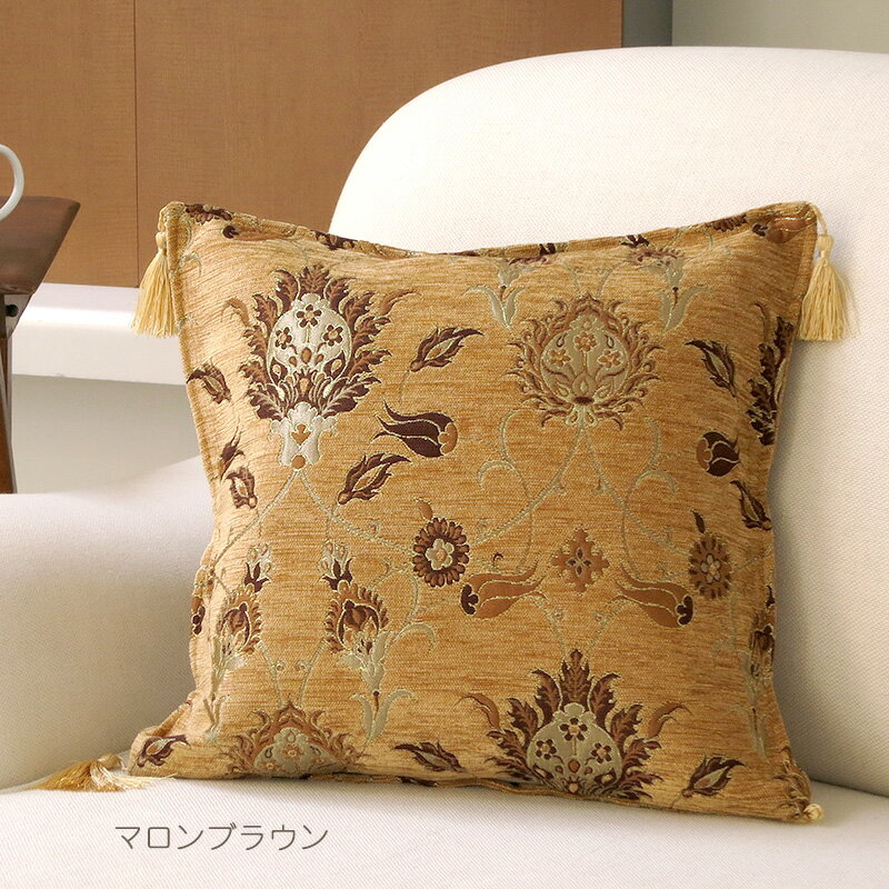 滑らかで光沢のある、やさしい肌触りのシュニール織りの生地を贅沢に両面に使いました。さらにゴールドのフリンジが四隅について、さりげないゴージャスを演出しています。このクッションでついうたた寝をしたなら、夢のなかで遠い昔のスルタンになれちゃうか...