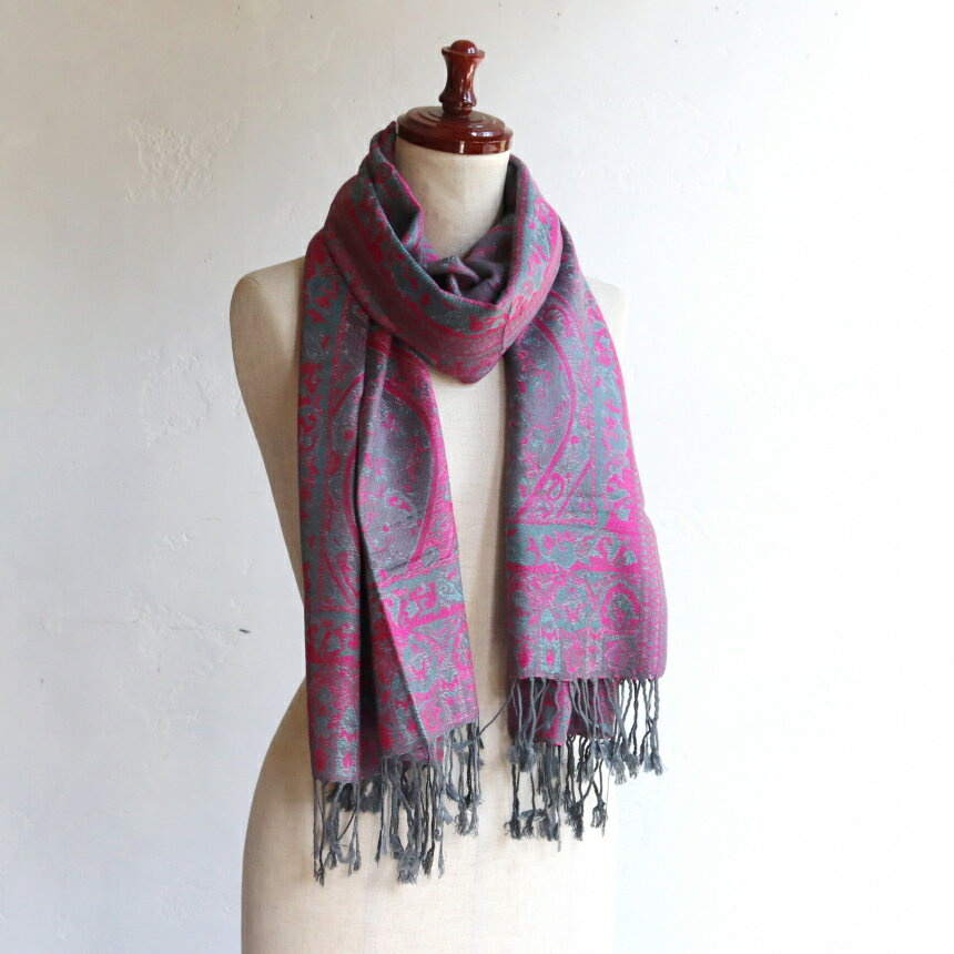 ⇒ペイズリーストール⇒イーネオヤとスカーフ⇒キリムの小物のとトルコの雑貨タグ：#ペイズリーストールペイズリー柄の大判ストール 艶のあるなめらかなヴィスコス 商品番号scf518cサイズ長さ約178cm(房除く）　幅約69cm素　材ヴィスコー...