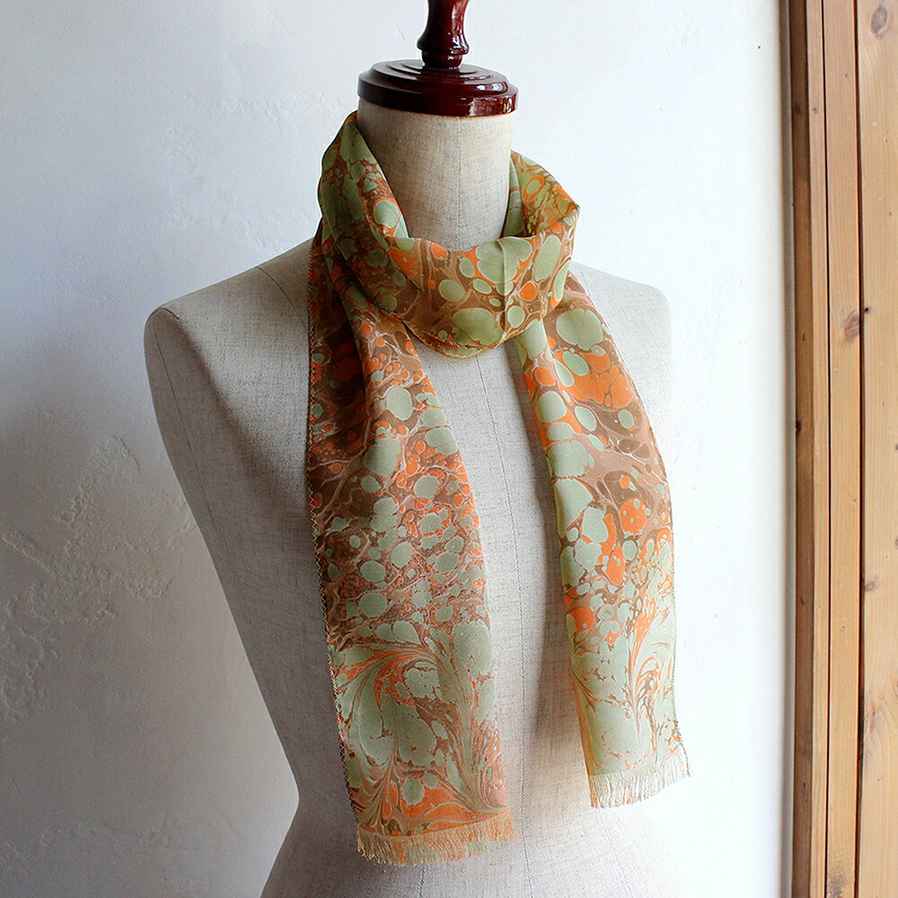 トルコ製ショートスカーフ/長方形137×15cmエブル・ブラウン＆オレンジサイズ約137×15cm材　質ポリエステル制作国トルコ「エブル」とは、色とりどりの液体を水面に垂らした絵の具が偶然に作り出す美しい模様をのことを言います。カラフルなト...