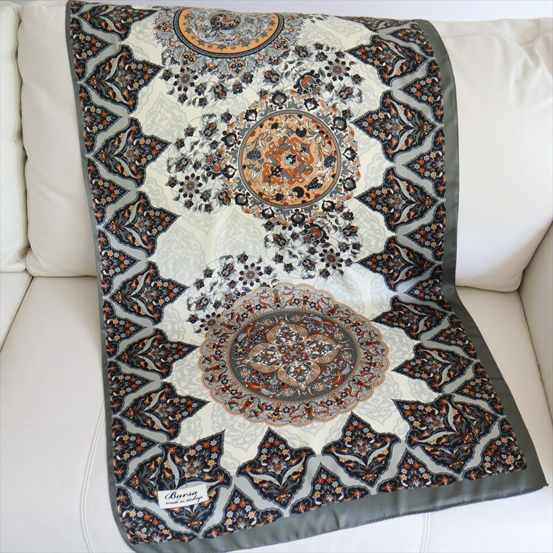 シルクストール ブルサ ロングタイプ グレーサイズ約164x60cm材　質シルク100％産　地ブルサ＠トルコトルコタイルに描かれているような花模様がアレンジされた美しいデザインです。Bursaブルサは、1326年から1365年までオスマント...