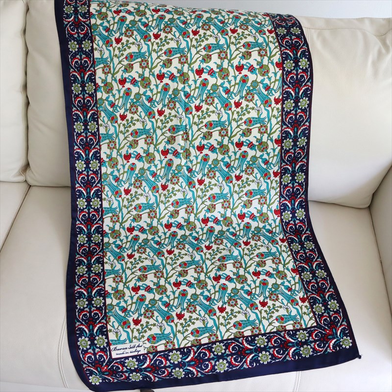 シルクストール ブルサ ロングタイプ ネイビー ホワイトサイズ約168x56cm材　質シルク100％産　地ブルサ＠トルコトルコタイルに描かれているような花模様がアレンジされた美しいデザインです。Bursaブルサは、1326年から1365年ま...