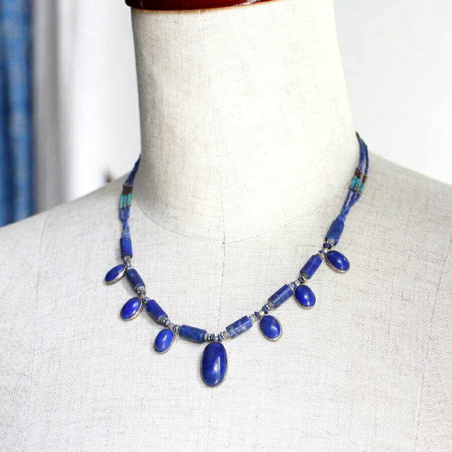 オールドラピスラズリとターコイズのネックレス天然石 サイズチェーンの長さ 約43cmトップ 約2x1cm材　質ラピスラズリ・ターコイズ制作イスタンブール＠トルコオールドのラピスラズリとターコイズのネックレス。群青のマットな質感の大粒ラピスが...
