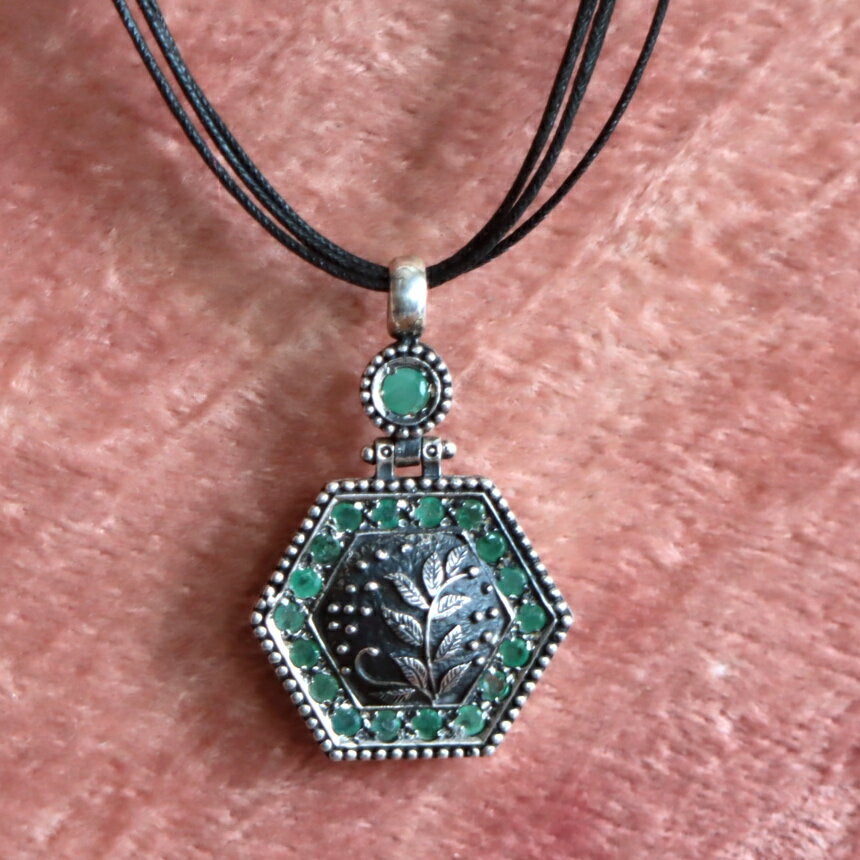 タグ：#オットマンアンティーク⇒オスマントルコデザインオットマンアンティーク デザインシルバーペンダント ヘキサゴナル/グリーン品　番ac0545サイズトップ4.9(4)cm材　質シルバー、ジェイド制　作トルコトプカプ宮殿をはじめとするハレ...