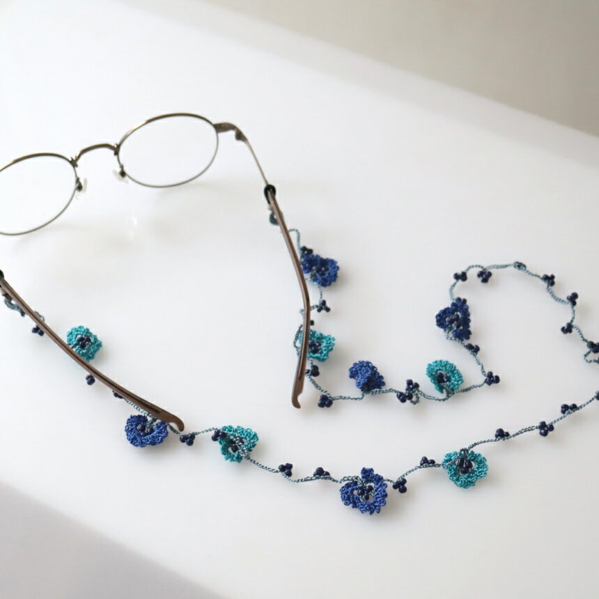タグ：#眼鏡ストラップ&nbsp;&nbsp;#トゥオヤ⇒レース編みのオヤトルコのレース「オヤ」メガネストラップ 小花モチーフブルー品　番ac1414サイズ長さ約90cmモチーフ1.8x1.5cm材　質ナイロン糸　ガラスビーズ制　作トルコの...