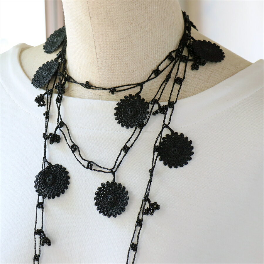 タグ：#ラリエット&nbsp;&nbsp;#トゥオヤ&nbsp;&nbsp;#⇒レース編みのオヤオヤ ラリエット トルコ手編みレース クロ×クロ品　番ac2652サイズ長さ 150cm前後モチーフ約3.5x3.5cm材　質ナイロン糸　ガラス...