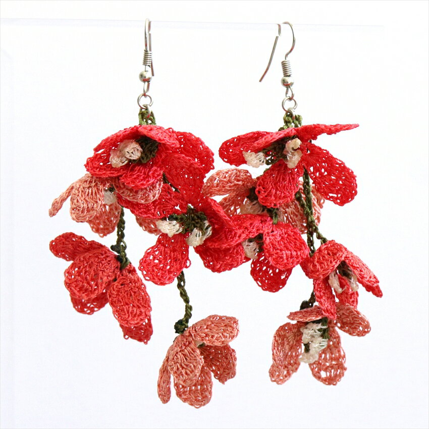 オヤ・トルコのレース編み/ピアス レッドグラデーション・スイトピーのモチーフ品　番ac2528-eサイズ9cm材　質ナイロン糸制　作トルコの伝統的な手芸「オヤ」をモチーフにして、手編みで作られた花のピアスです。スイトピーの花束のようなデザイ...