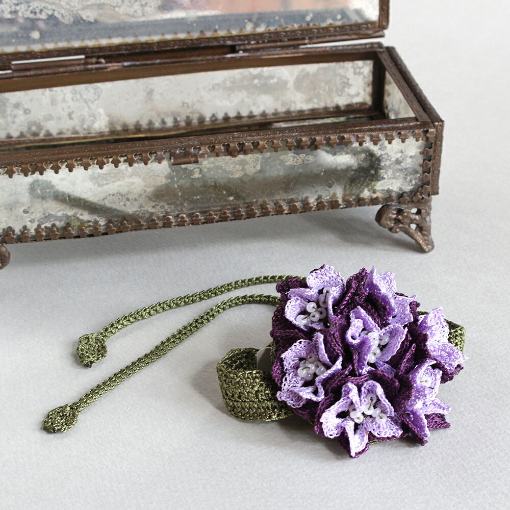 　トルコのレース「オヤ」フラワーブレスレッドかぎ針編みのトゥオヤサイズ全体の長さ約46.5cmモチーフの大きさ約7×7cm材　質ナイロン糸、ビーズ制　作トルコ色バイオレッドトルコの伝統的な手芸「オヤ」をモチーフにして、手編みで作られたブレス...