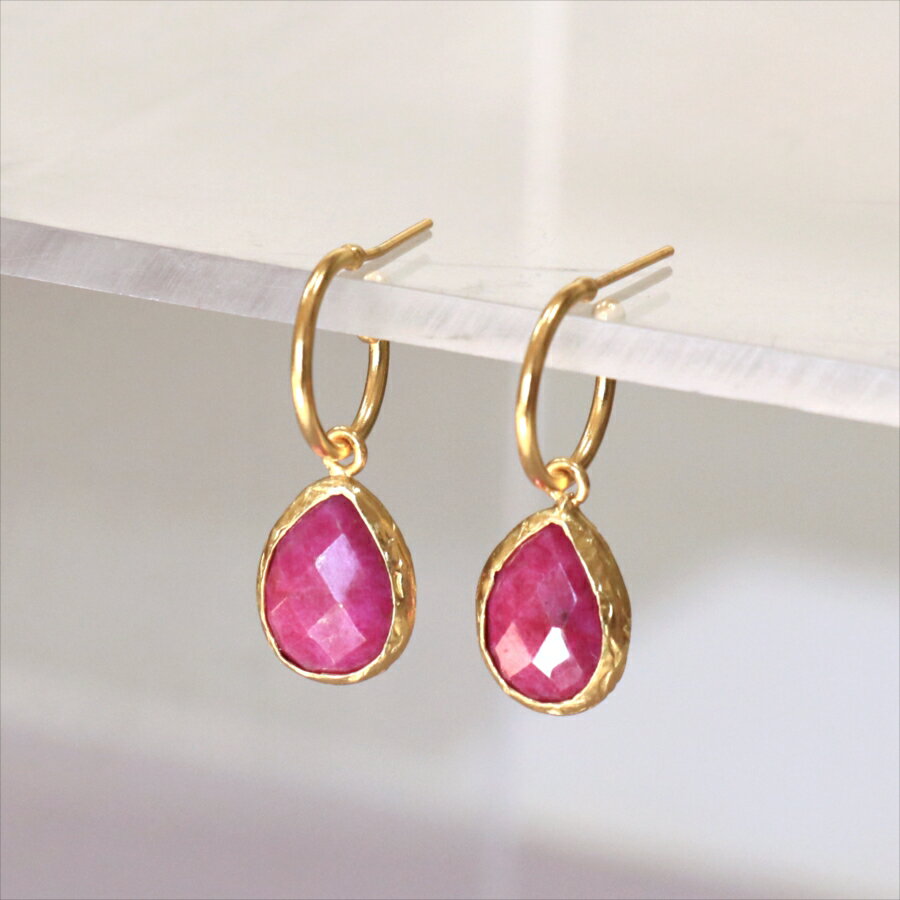 タグ：#同じ形のピアス&nbsp;&nbsp;#ルビーアルサメイア フープ ピアス 揺れるドロップ形 ルビー品　番alt179rubyサイズ長さ3.0(1.5)cm材　質ルビー（天然石）　真鍮（ゴールドプレーテッド）制　作深いローズピンクが...