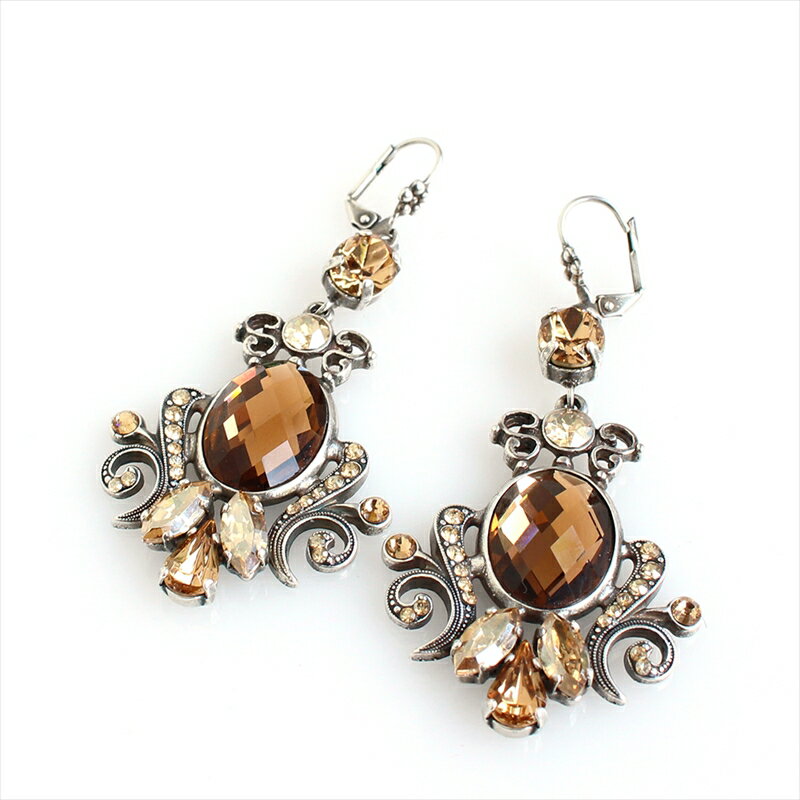 Mariana Ravid（マリアナ・ラビット）1952年生まれの女性デザイナー。アーティストの両親の元で育ち、「Jewelry-Goldsmith School」にて4年間ジュエリー制作を学んだ後、1997年から本格的にジュエリー制作を始...