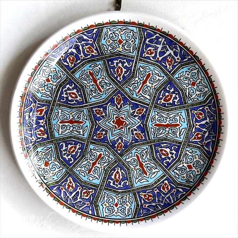 ブルー・アラベスクデザイン">トルコ陶器飾り皿 直径30cmプレート キュタフヤ・アルハンブラ工房 ブルー・アラベスクデザインサイズ：直径32.5cm/厚み3cm重　量：1.2kg材　質：陶器産　地：トルコ・キュタフヤトルコの陶器産業の中心...