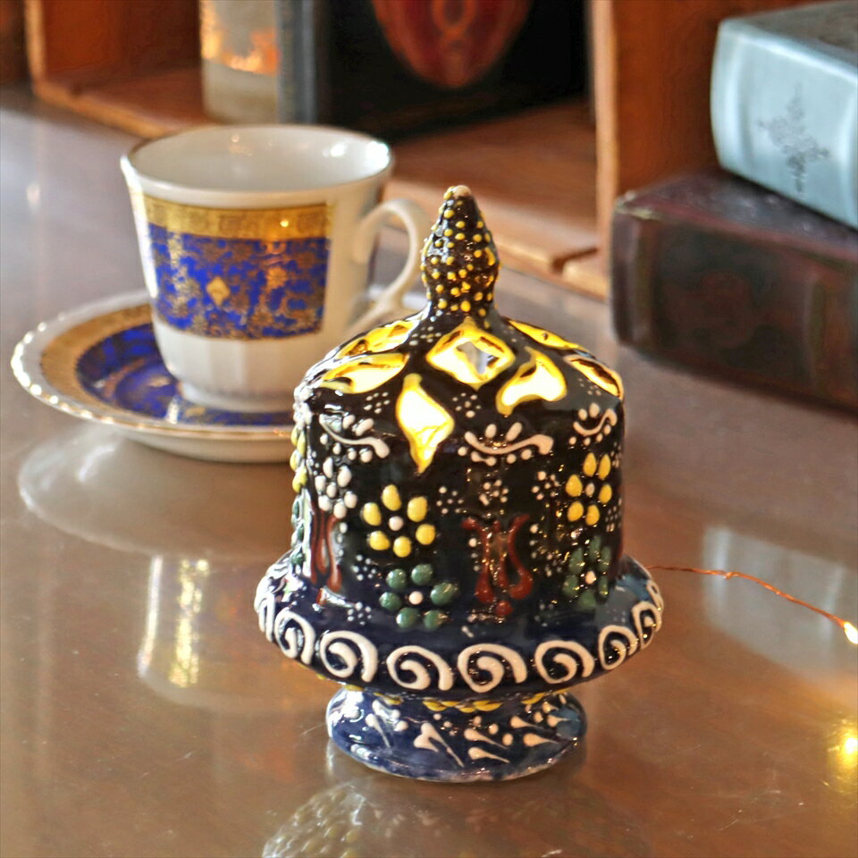 陶器のキャンドルホルダー H14.5cm ブラック/ネイビー トルコ製 キュタフヤ陶器 商品番号pcan03-6サイズ高さ：約14.5cm直径：約9.5cm素　材陶器（手書きの絵付け）産　地トルコ、キュタフヤトルコで手作りされているキャンド...