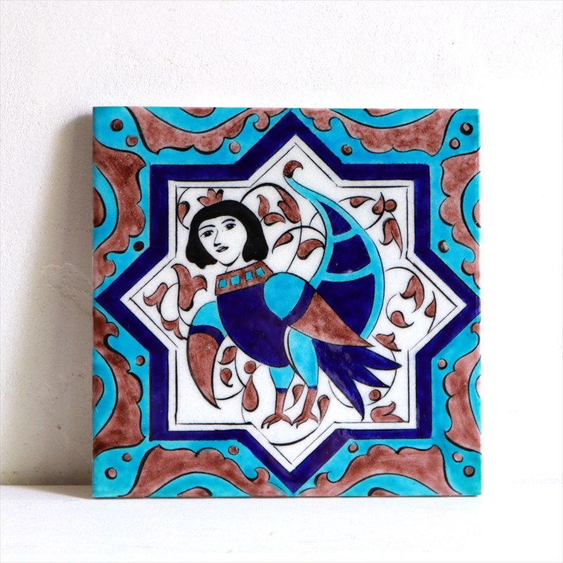 トルコ手書きタイル H15×W15×D1cm 磁器の陶板 セルジュークデザイン全体サイズ：H15×W15×D1cm重　量：500g材　質：磁器産　地：トルコ・キュタフヤ厚みと重さのある磁器の陶板に絵付けした装飾用のタイルです。16、17世紀...