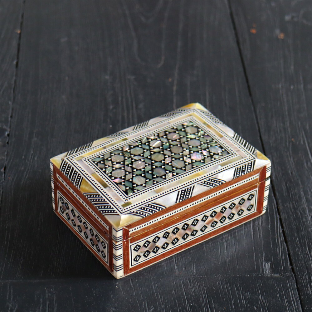 ▼ガラタバザール店舗TOPへ#同じ形&nbsp;&nbsp;#エジプト雑貨&nbsp;&nbsp;Mother of Pearl エジプト螺鈿のジュエリーボックス商品番号rebox-l07サイズ12.5x8.5x5cm/内寸10x6x2cm...