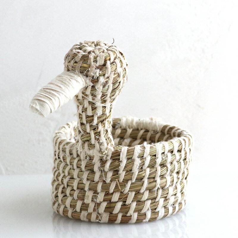 カイザのバード・バスケット 小サイズアヒルサイズ：約φ14x18cm産　地：バングラディッシュ素　材：カイザ草、コットンカイザ草のかごシリーズのひとつ、ナチュラルテイストの癒し系アイテム、アヒルのかたちのミニ・バスケットです。リビングやキッ...