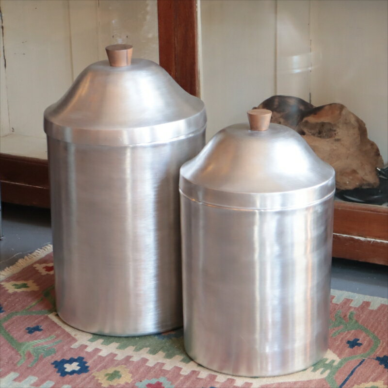 アンティーク調インテリア小物一覧へアルミ ビッグキャニスター　ノスタルジック 保存容器　ゴミ箱 収納 インド製 サイズ： L:L：直径27.5×高さ50cm(本体高さ37.5cm) 　*容量20L S:S：直径24.5×高さ40cm(本体高...