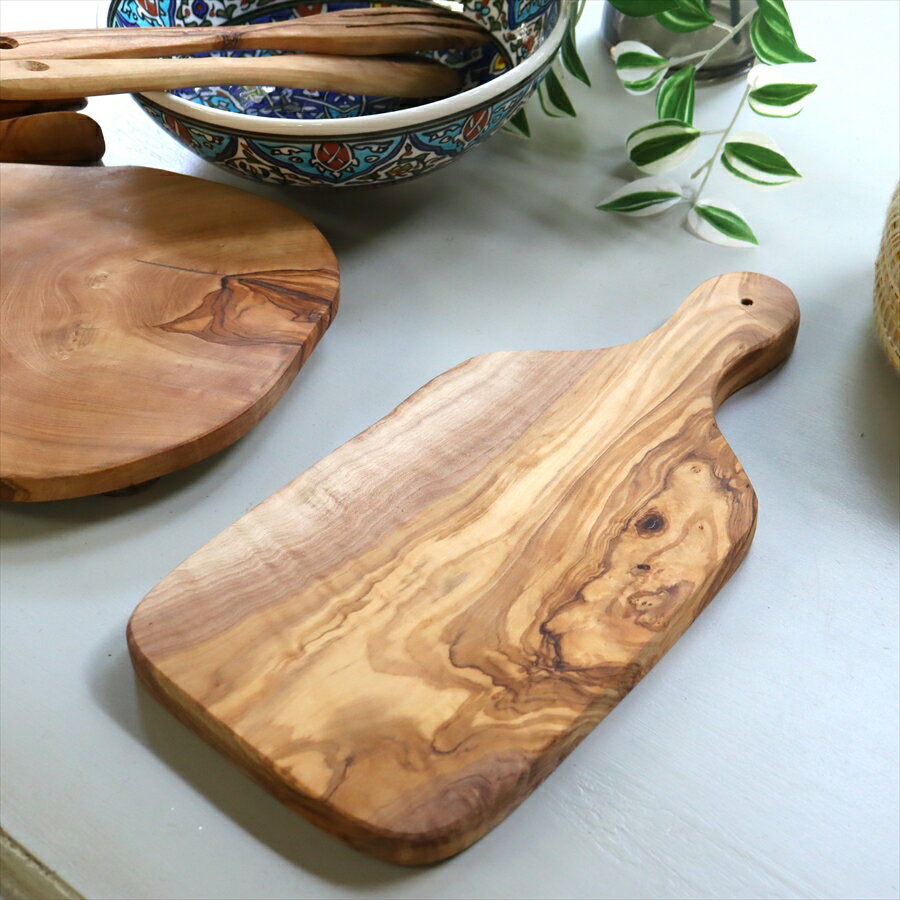 ⇒家具・インテリア雑貨/家具・収納・雑貨/食器 へ▼ガラタバザール店舗TOPへ#オリーブ木製品&nbsp;&nbsp;#チュニジア&nbsp;&nbsp;オリーブ木 カッティングボード（まな板）【現品】持ち手付 30cm　チュニジア産　天然...