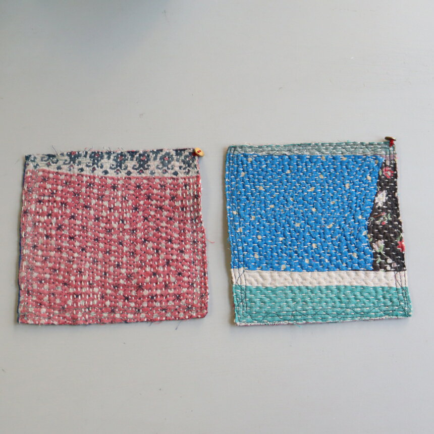 タグ：#同じ形&nbsp;&nbsp;#カンタ刺繍⇒コットン小物コースター12cm 2枚組　カンタ刺繍 インド刺し子ヴィンテージカンタ商品番号ta2389-09サイズ約12x12cm（ゆがみ、サイズ誤差あります）素　材コットン100％産 地...