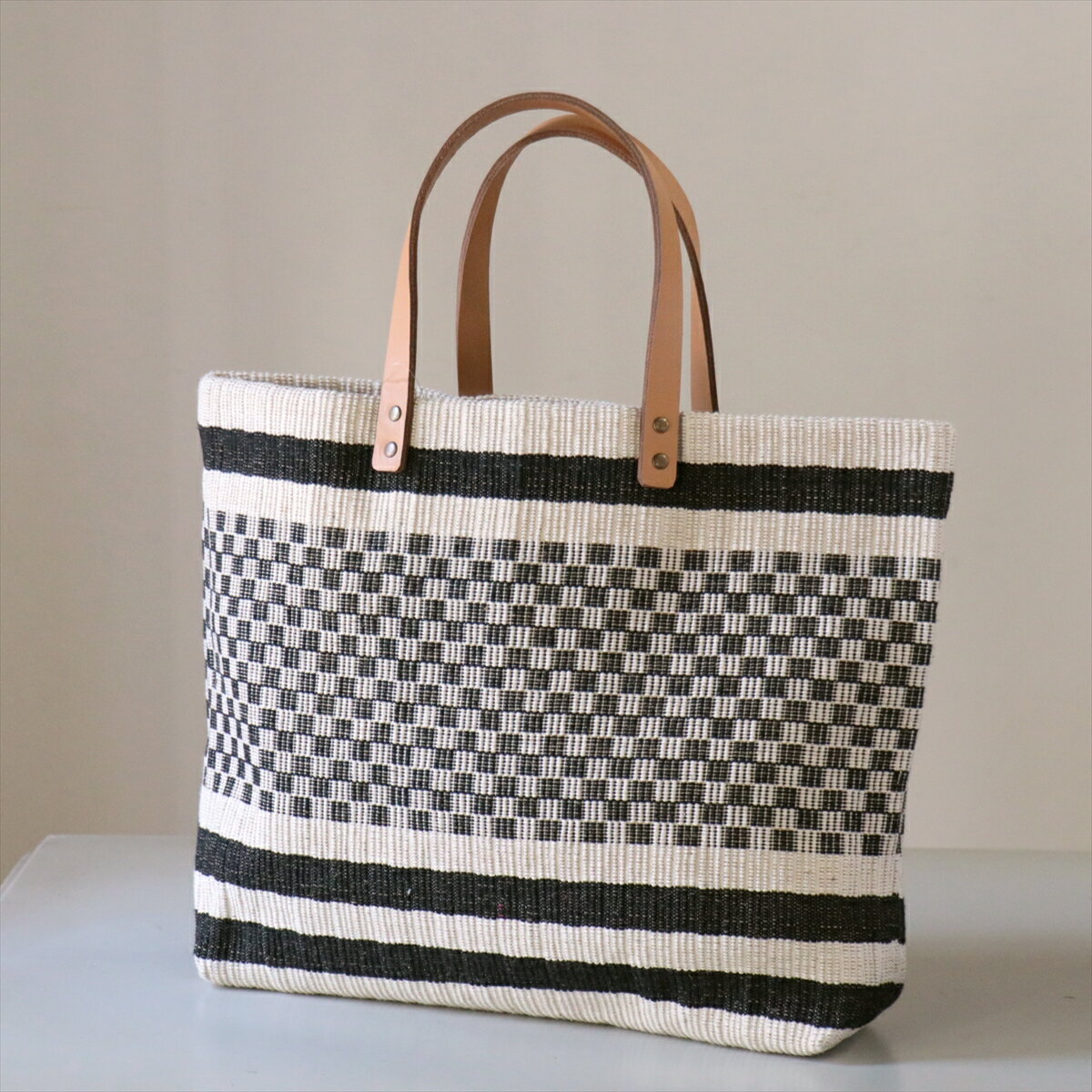 タグ：#ジュートバッグ&nbsp;&nbsp;TARANGO タランゴ　JUTE BAG ジュートバッグ　BIG TOTE BAG ビッグトート　ブラック商品番号ta2394aサイズ35x50cm裏の色横幅約50cm　高さ35cm　持ち手の...