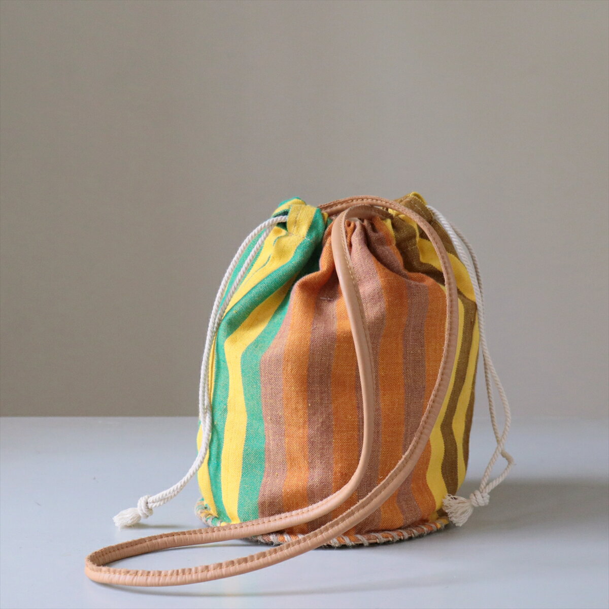 ⇒アフリカ・アジアのかごバッグ一覧へタグ：#かごバッグ&nbsp;&nbsp;#ジュートバッグ&nbsp;&nbsp;TARANGO COTTON コットンxパーム椰子の巾着ポシェットイエローxグリーン商品番号ta2395ogサイズxcm裏...
