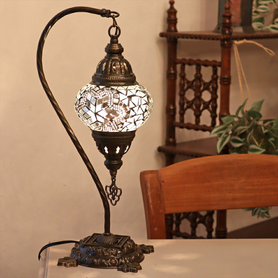 ガラタバザールのモザイクランプシャンデリア大型ペンダントランプ中・小型ペンダントランプテーブル・フロアランプ■イスタンブールの人々によって生み出されるあかりガラタバザールで販売しているモザイクランプは、トルコの経済・文化の中心地、イスタンブ...