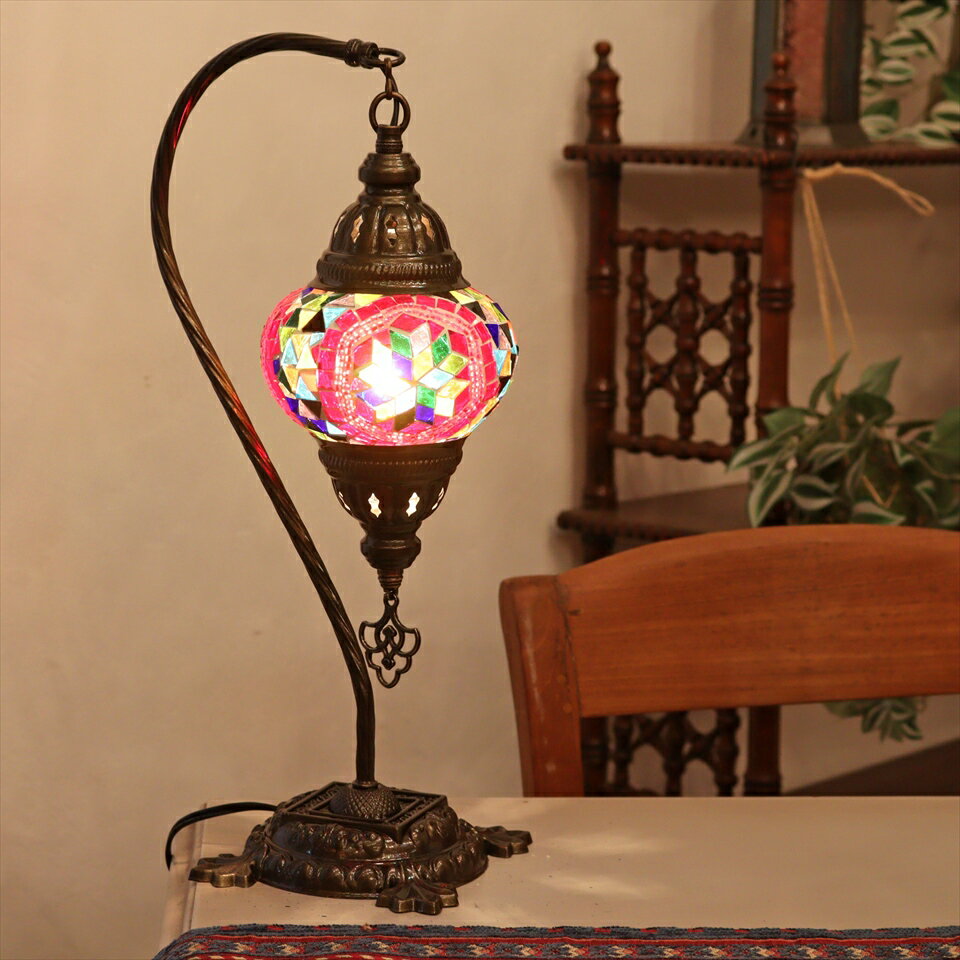 ガラタバザールのモザイクランプシャンデリア大型ペンダントランプ中・小型ペンダントランプテーブル・フロアランプ■イスタンブールの人々によって生み出されるあかりガラタバザールで販売しているモザイクランプは、トルコの経済・文化の中心地、イスタンブ...