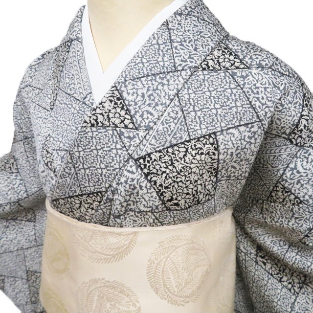 丈164cm(+14) 裄68cm(+4) 袖丈48.5cm(+5) 前幅25cm 後幅30.5cm ※サイズのお直し、承ります。 （身丈のみ、身幅のみのお直しは承っておりません） ※身丈は肩から測っております。 ※()内の数字はお直しで直...