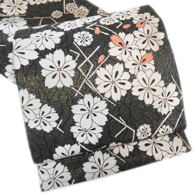 サイズ 435cm x 31cm 素材 正絹 商品ランク B（数回使用された程度の使用感はありますが、汚れ等もなく綺麗な状態で90点以上の物。） お色 黒色 多色 少し糸のほつれがございますが、まだまだご着用いただけるお品物です。 写真に写...