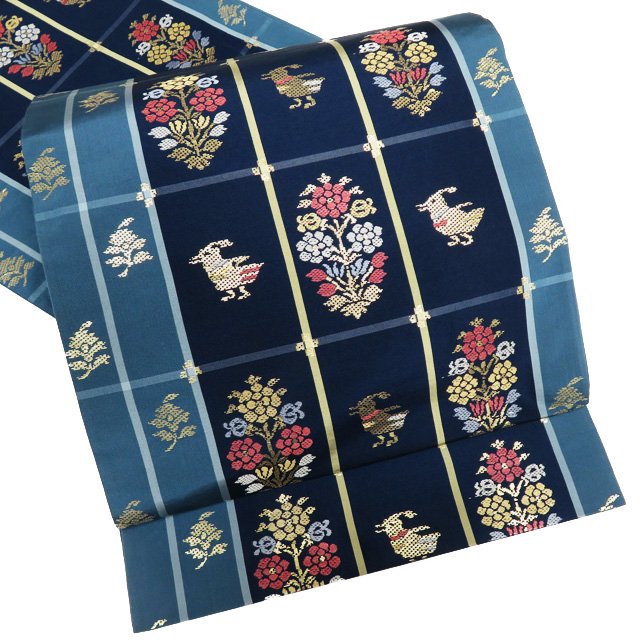 サイズ 425cm x 30.5cm 素材 正絹 商品ランク B（数回使用された程度の使用感はありますが、汚れ等もなく綺麗な状態で90点以上の物。） ●お色 褐色 錆納戸色 創業140年余の歴史をつ銀座の老舗で、梨園関係者も多く訪れる名店、...