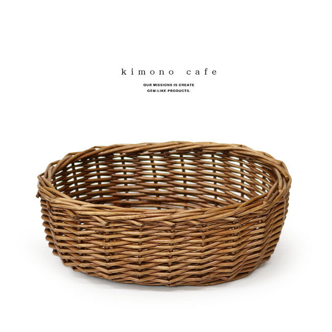 素材籐サイズ(約)横約23cm×高さ約8cm×奥行約14cm小ぶりな籐のカゴです。飴色でツヤのある仕上がりです。メイク用品、鍵、リモコンなど小物の収納におすすめです。天然素材を手編みしていますので個体差があります。実際の生地の色合いは生地U...
