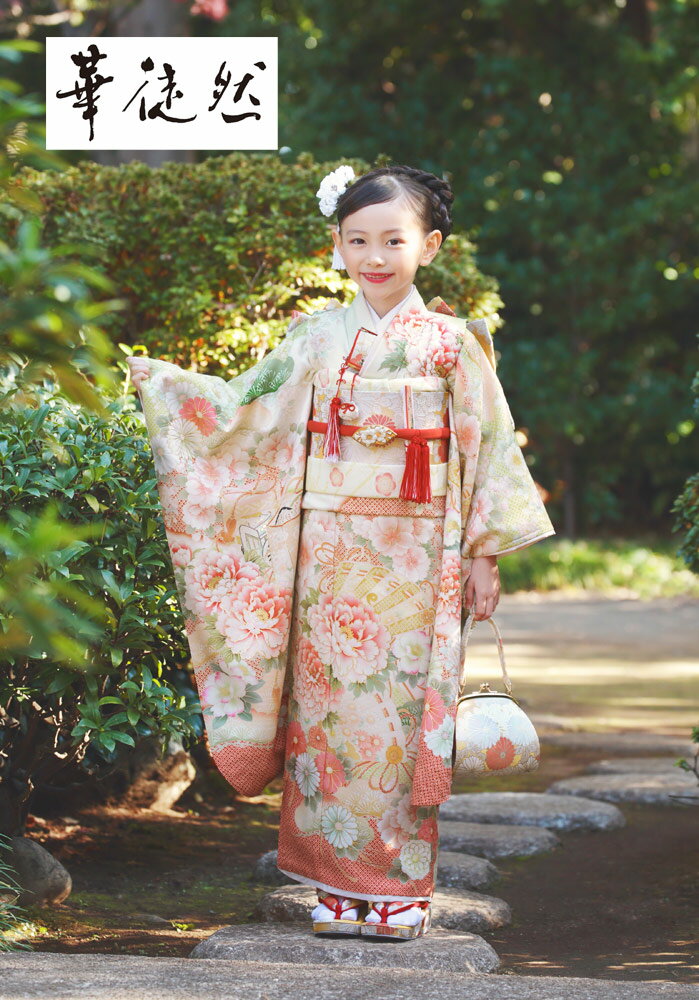 ◆商品について 七五三人気ブランド 華徒然 7歳用四つ身着物です 品格ある古典柄デザインで、毎年人気の集める華徒然の七五三着物シリーズです。 高級感のある仕立てに古典文様の美しい着物デザインが多く、 代々に永くご愛用いただける柄行となってお...