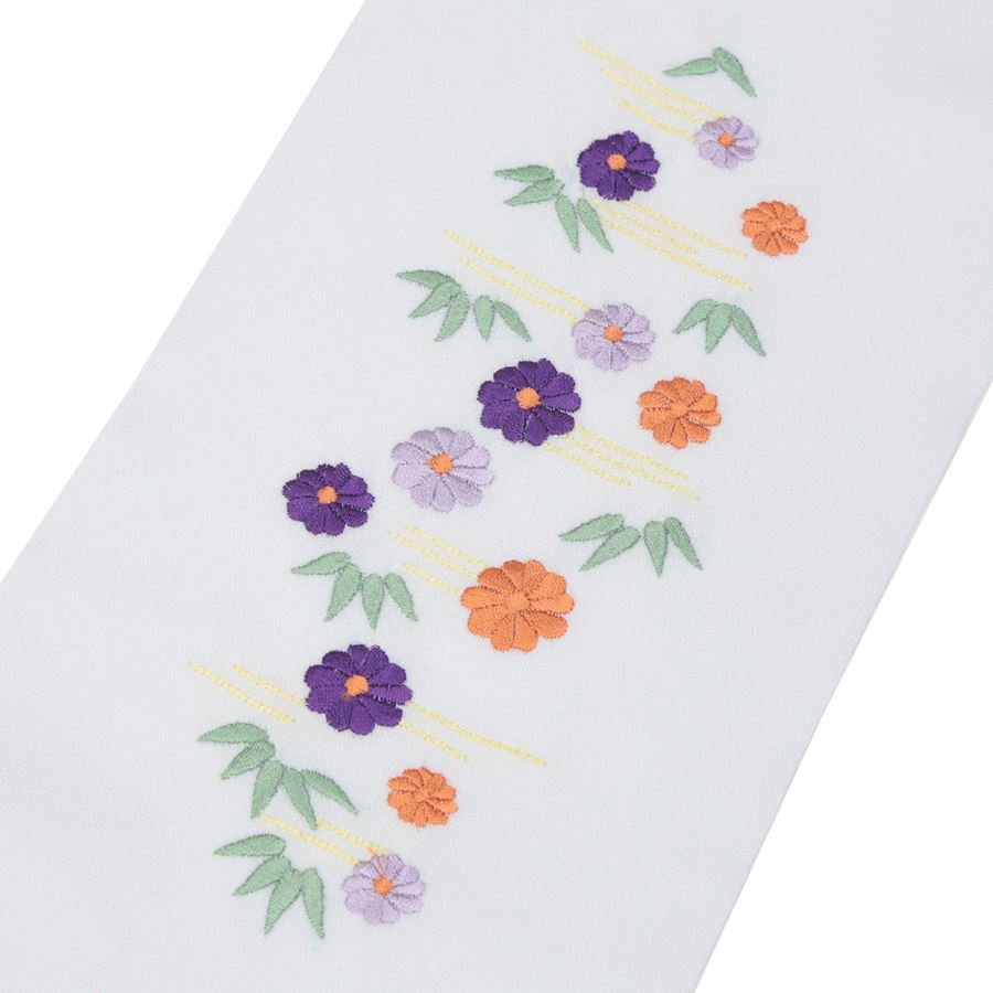 成人式の振袖や卒業式の袴衣装の長襦袢に最適な刺繍の半衿です。 白地に紫やオレンジの小花柄の刺繍が衿元を華やかに演出します。 個性的な半衿で和装コーディネートをより一層お洒落で素敵な思い出にしてください！ お手入れは刺繍糸を傷めないためにもク...