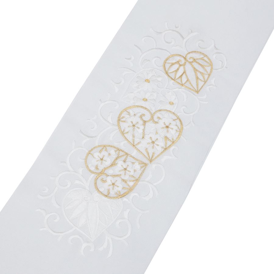 成人式の振袖や卒業式の袴衣装の長襦袢に最適な刺繍の半衿です。 白地にお洒落な刺繍が衿元を華やかに演出します。 個性的な半衿で和装コーディネートをより一層お洒落で素敵な思い出にしてください！ 滑らかな肌触りで高級感もあり、適度なハリ、コシがあ...