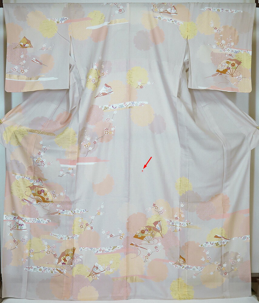 さらりとした上質な絽織生地に、薄ベージュの メイン色、薄ピンク、サーモンピンク、 クリームの雪輪柄、四季の草花、扇、宝尽くし、 鹿の子柄などを染め上げ、箔加工にて アクセント付した上品な絽　訪問着です。 右後ろ身頃に薄い水シミ約1cmが有り...