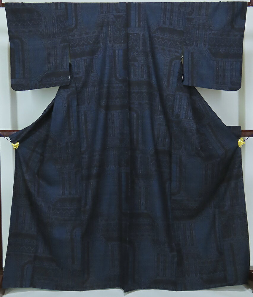 少し毛羽立ち感がありフワリと 柔らかな風合いの重要無形文化財 技術仕様の本場結城紬です。 黒っぽい紺地にエジプシャン模様を 織り上げた本結城です。 胴裏が全体的に薄く黄ばんでおります。 また、衿裏に薄シミあります。 表面は難無しですので、問...
