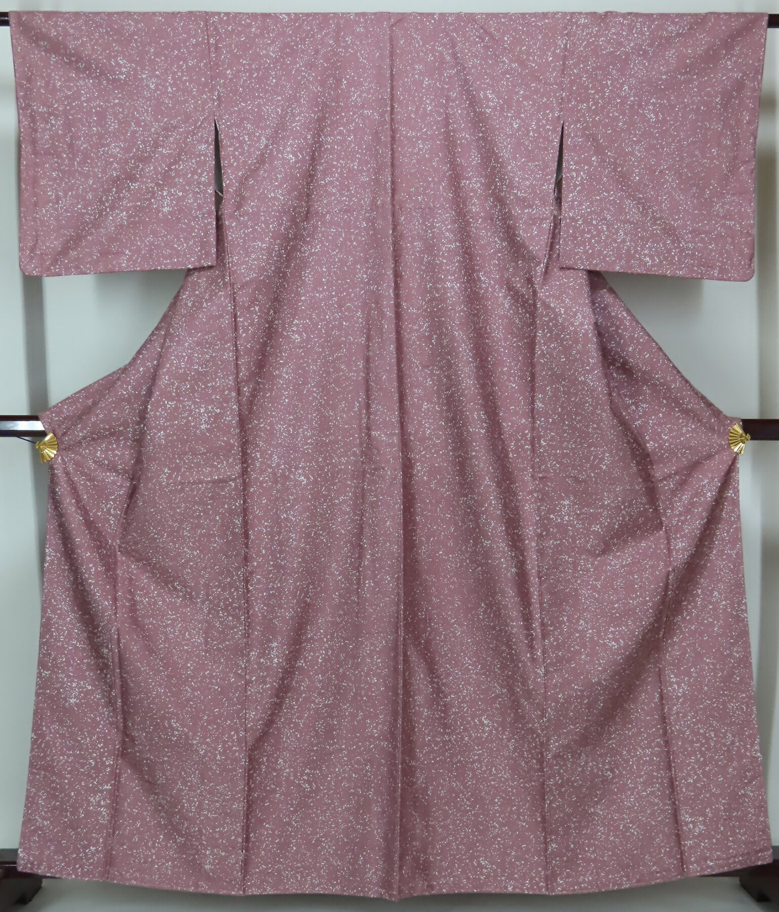 白山紬の白生地に薄ワイン系の地色と 白っぽいグレーのタタキ模様を染め上げた 白山紬です。 難なしの大変状態の良いお品です。 ■種類：白山紬 ■状態：中古美品／丸洗い済みの仕付あり ■気にならない程度の胴裏薄きばみ ■素材：全て正絹 ■重量：...