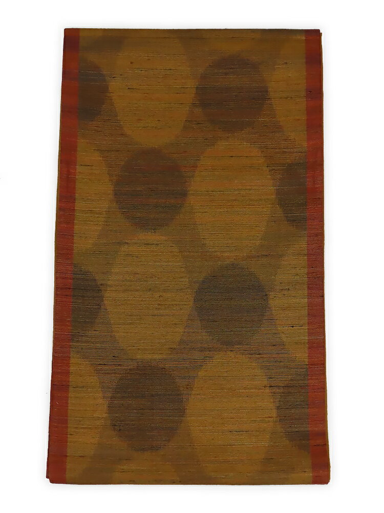 金茶（黄土色）系ベースに 黒糸にて網状の文様を描き 側面を緋色のラインで縁取った 全通柄　袋帯　です。 織地全体に緋・青・黒、金の 緯糸が不規則に織り込まれており、 見る角度により表情を変える おしゃれな意匠です。 フシやザラ感のある感触、...