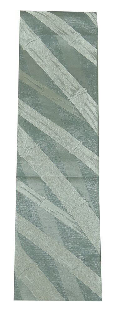 薄グレー地に銀色の竹柄を 織り描いた西陣織　姫野織物 夏用　紗　六通柄　袋帯　です。 シャリ感と張りのある紗地。 豊かな糸使いによる しっかりとした高級夏帯です。 単衣から盛夏のお着物まで ご使用いただけます。 ■種類：六通柄　紗袋帯 ■状...