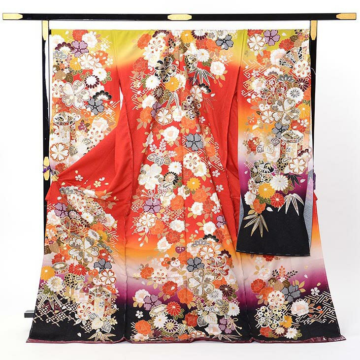 ※通常はご予約日から前後10日間空きがございましたらご利用いただけます。年末年始、GW、夏季休業期間近くのご利用の場合はお問合せください。 この着物について 正絹の振袖です。成人式や未婚の女性の第一礼装としてお召頂けます。花々と扇・貝桶の古...